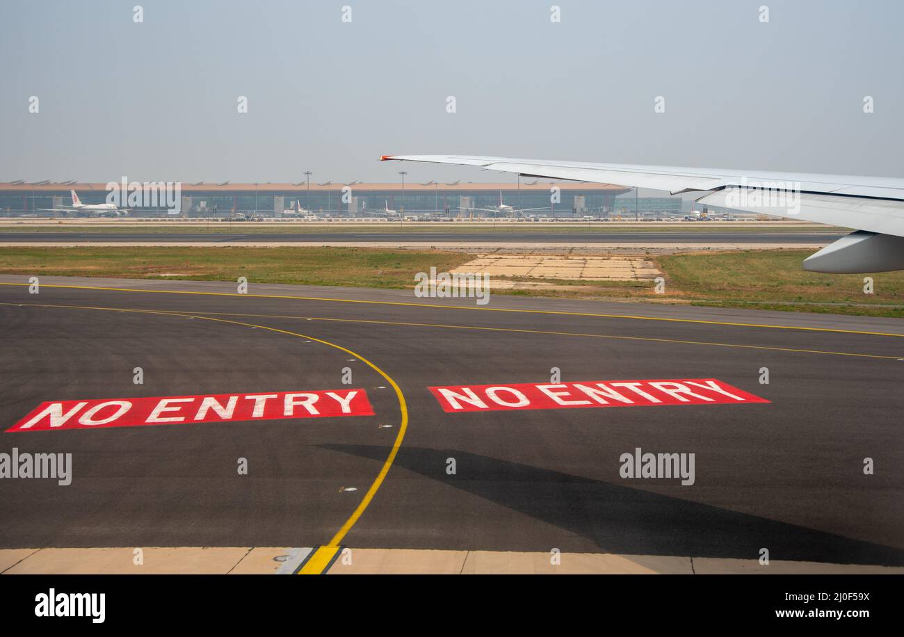 Airport security sign hi-res stock photography and images - Alamy