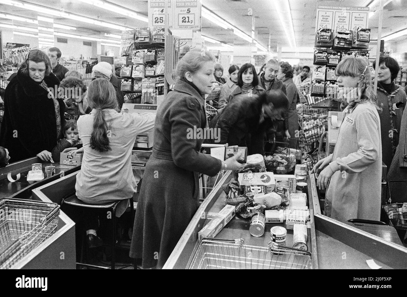 Scenes inside a Tesco supermarket. 5th January 1979 Stock Photo - Alamy