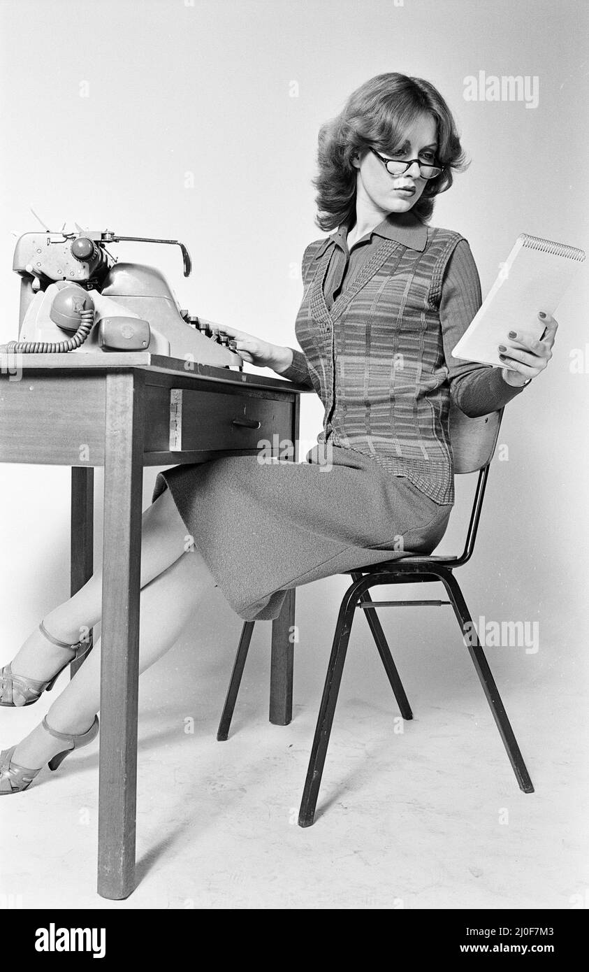 Woman secretary 1970s hi-res stock photography and images - Alamy