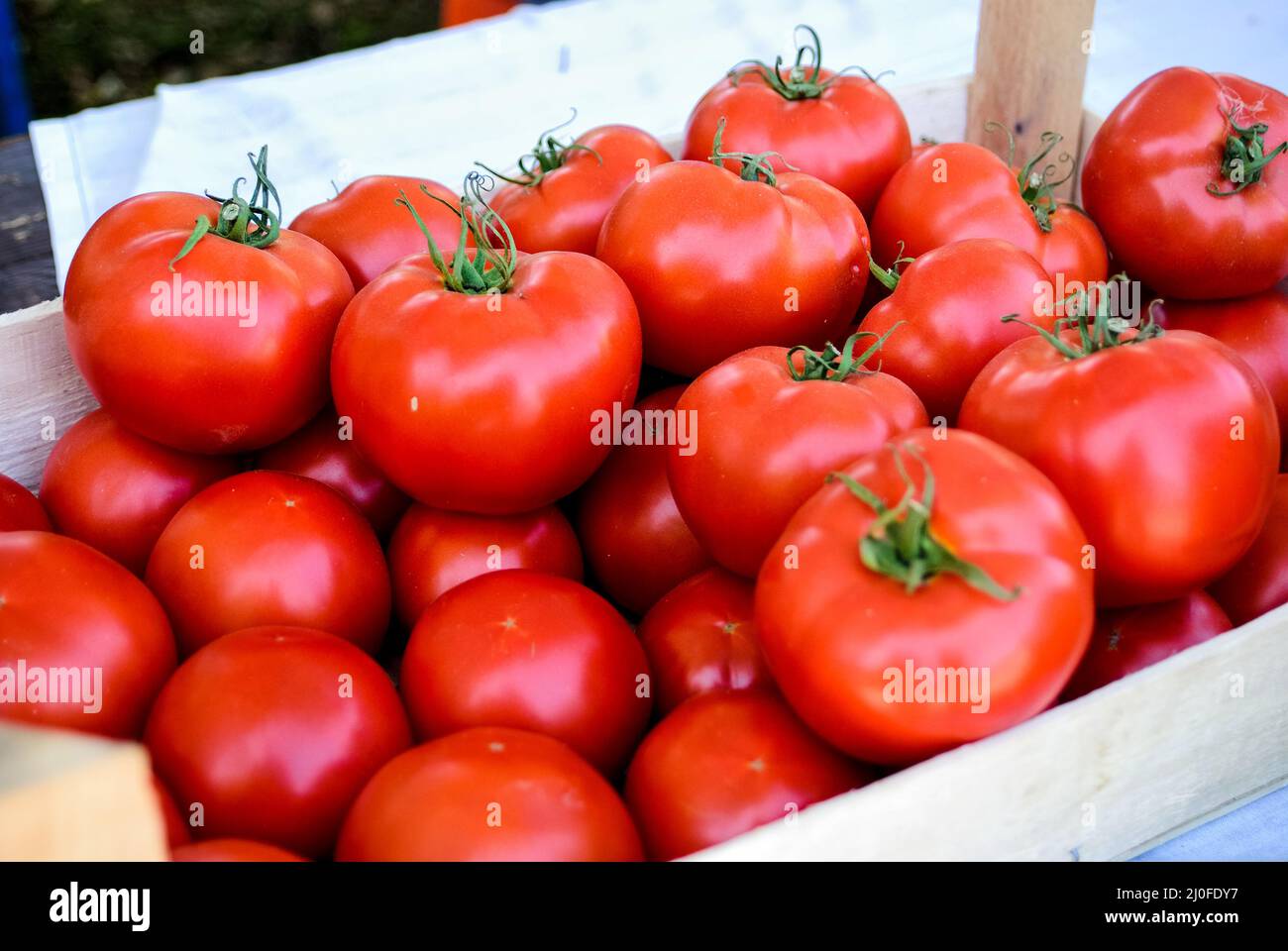 Heap of ripe tomatoes in a crate Stock Photo - Alamy