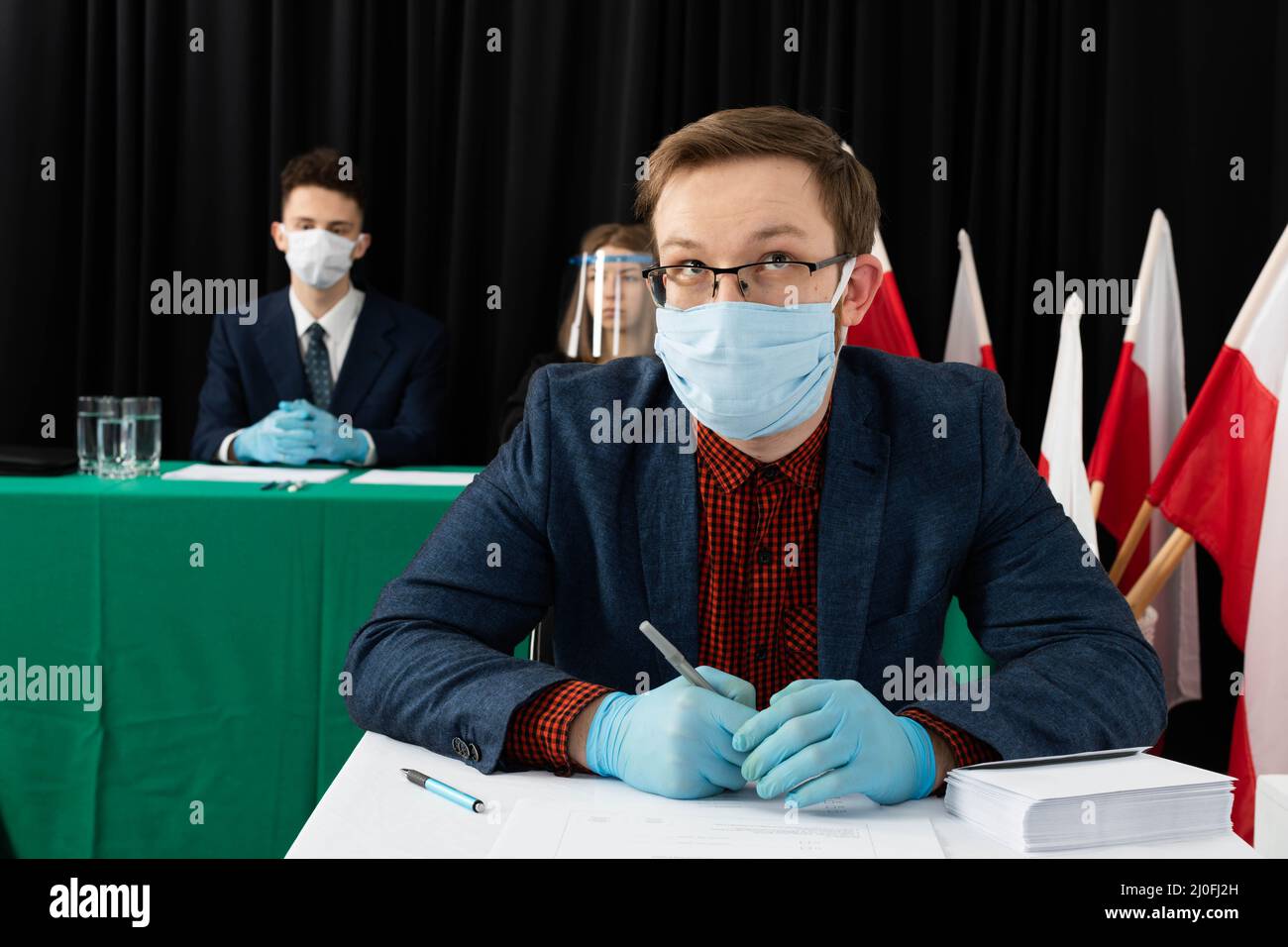 Voter fills out paper hi-res stock photography and images - Alamy