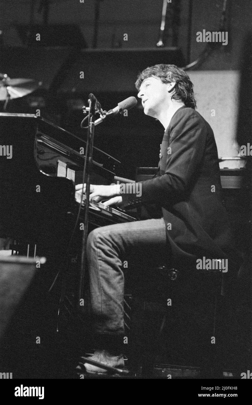 Groups people uk Black and White Stock Photos & Images - Alamy