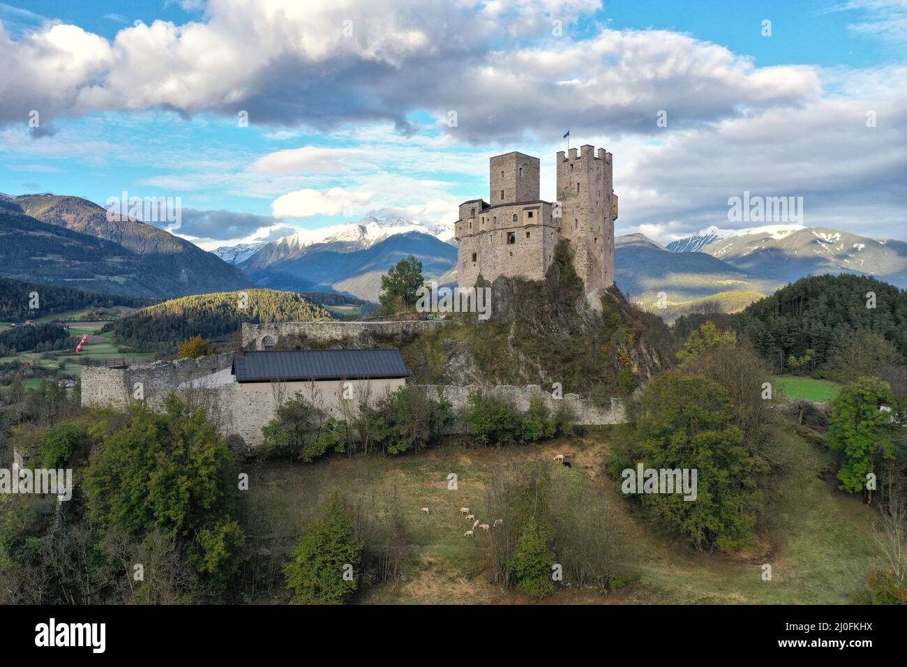 Hike to castle hi-res stock photography and images - Alamy