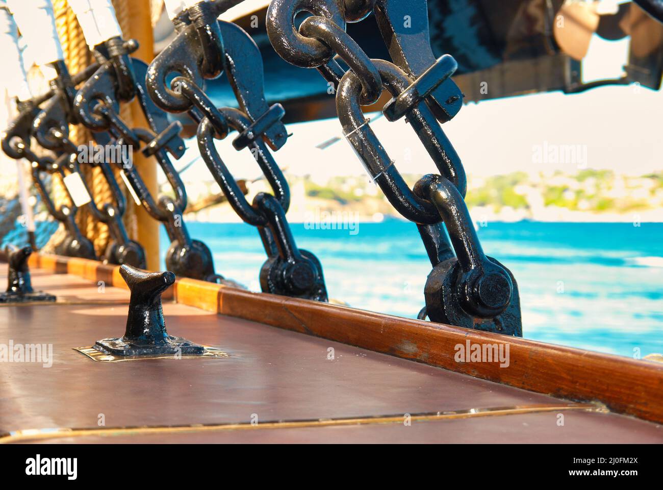 Ropes hoist hi-res stock photography and images - Alamy