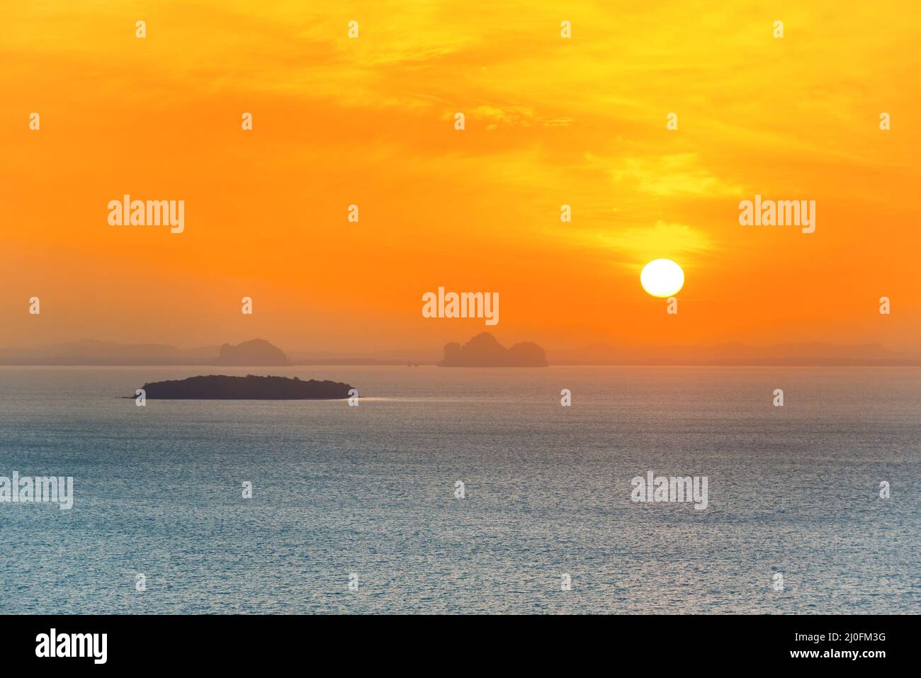 Sea and nature sunlight and islands hi-res stock photography and images ...