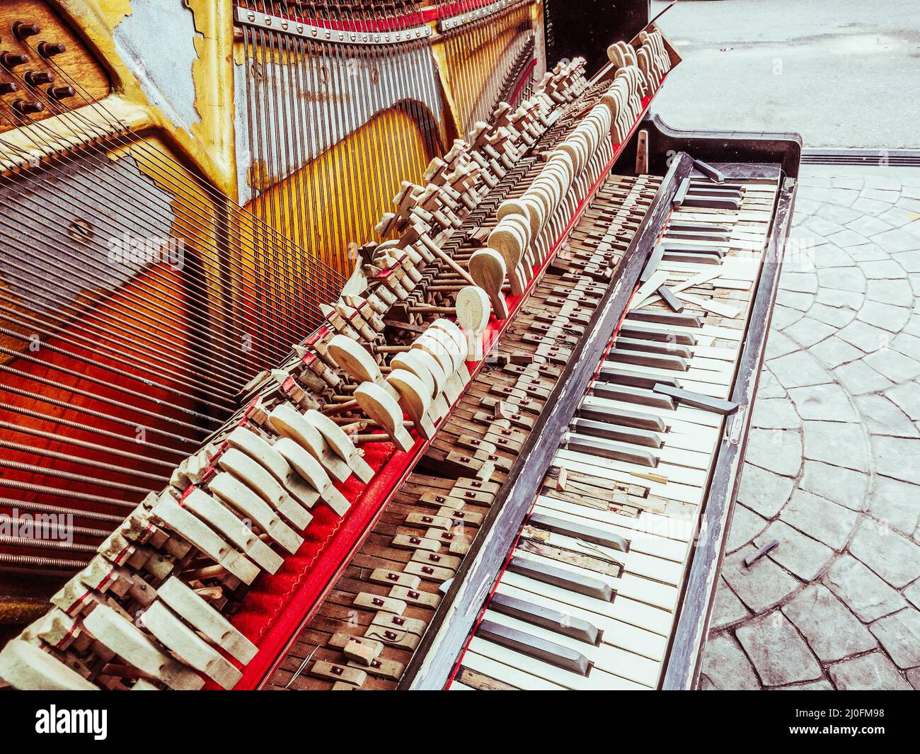 Broken piano keyboard hi-res stock photography and images - Alamy