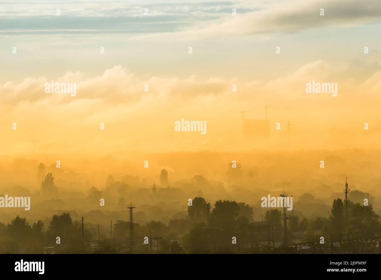 Fog city skyscraper hi-res stock photography and images - Alamy