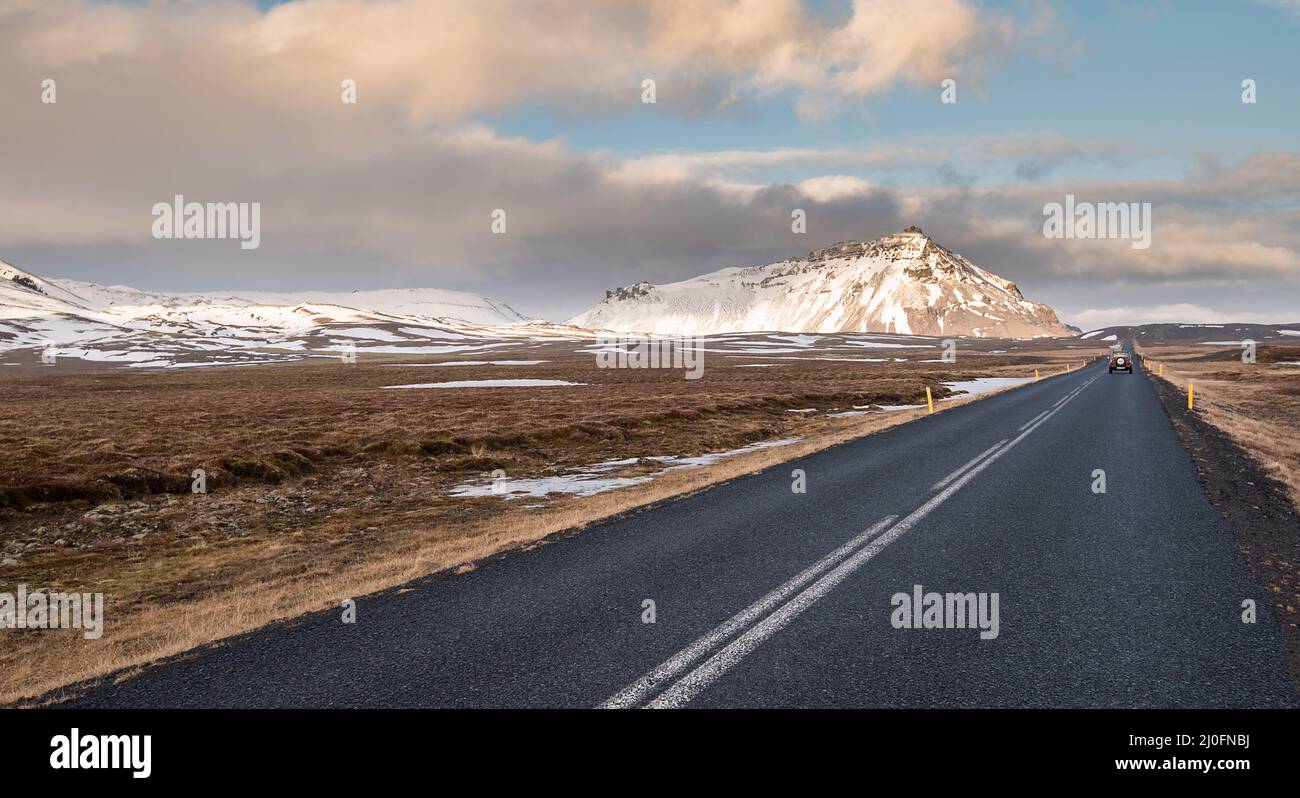 Straight highway road mountains hi-res stock photography and images - Alamy