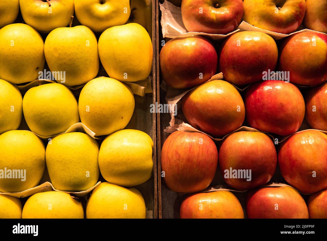 Group of healthy fresh apple fruits on a fruit market Stock Photo - Alamy