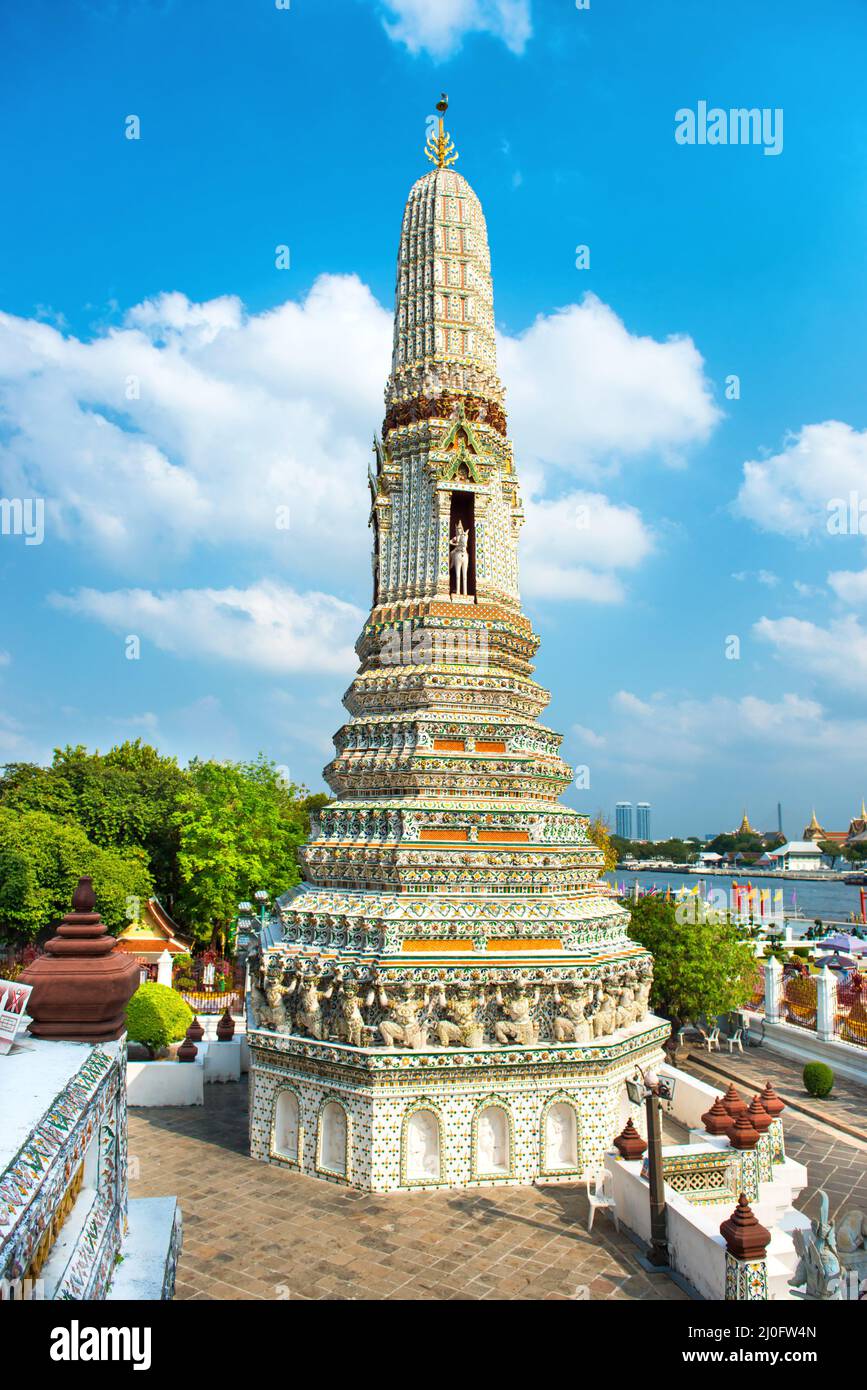 Blue sky tower statue hi-res stock photography and images - Alamy
