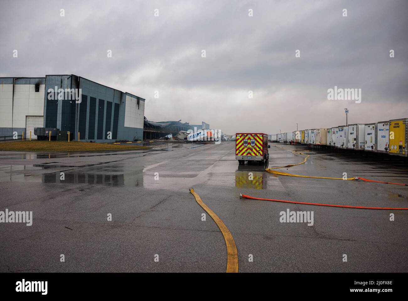 Walmart fulfillment center hi-res stock photography and images - Alamy