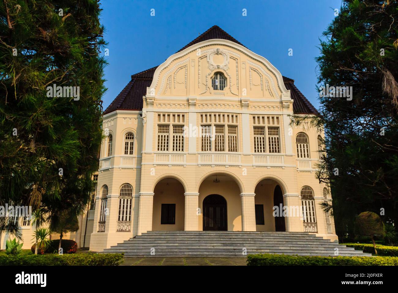 Beautiful Landscape and Architecture of Phra Ramratchaniwet Palace ...