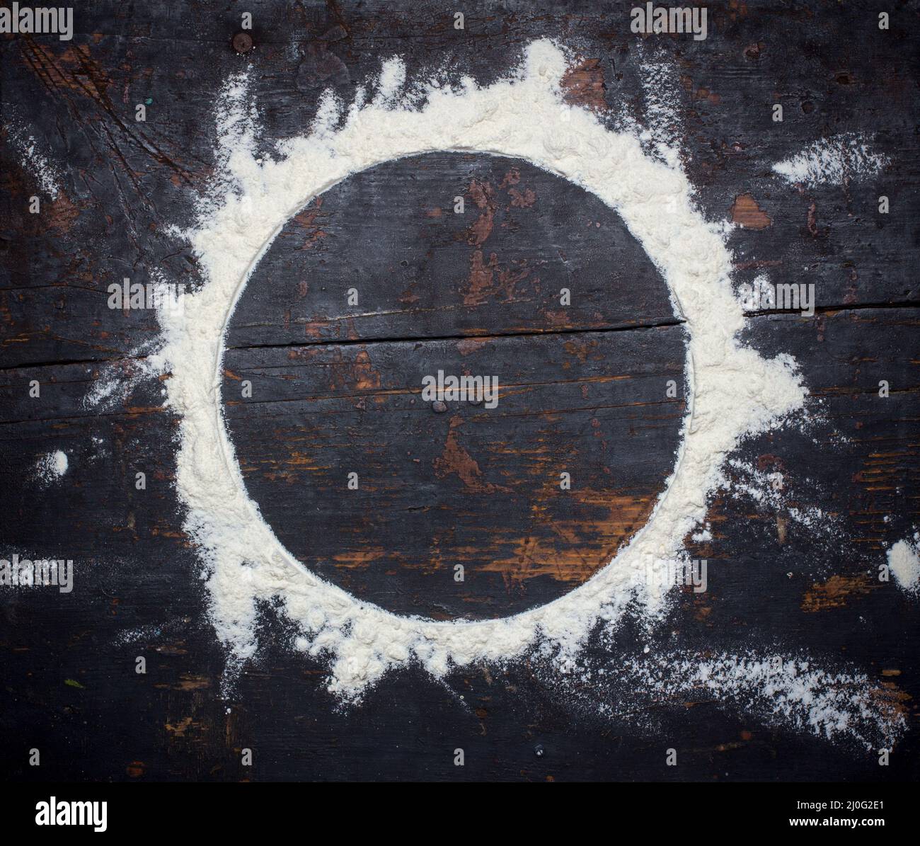 Round flour frame on old black wooden retro background with copy space ...