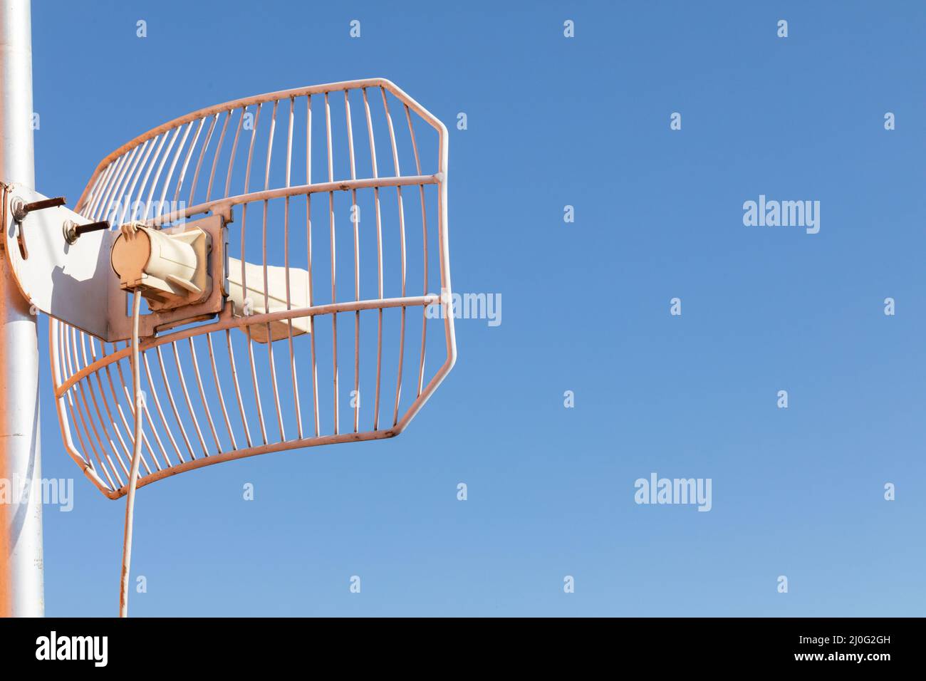 Mesh antenna for cellular telecommunications network and wireless ...