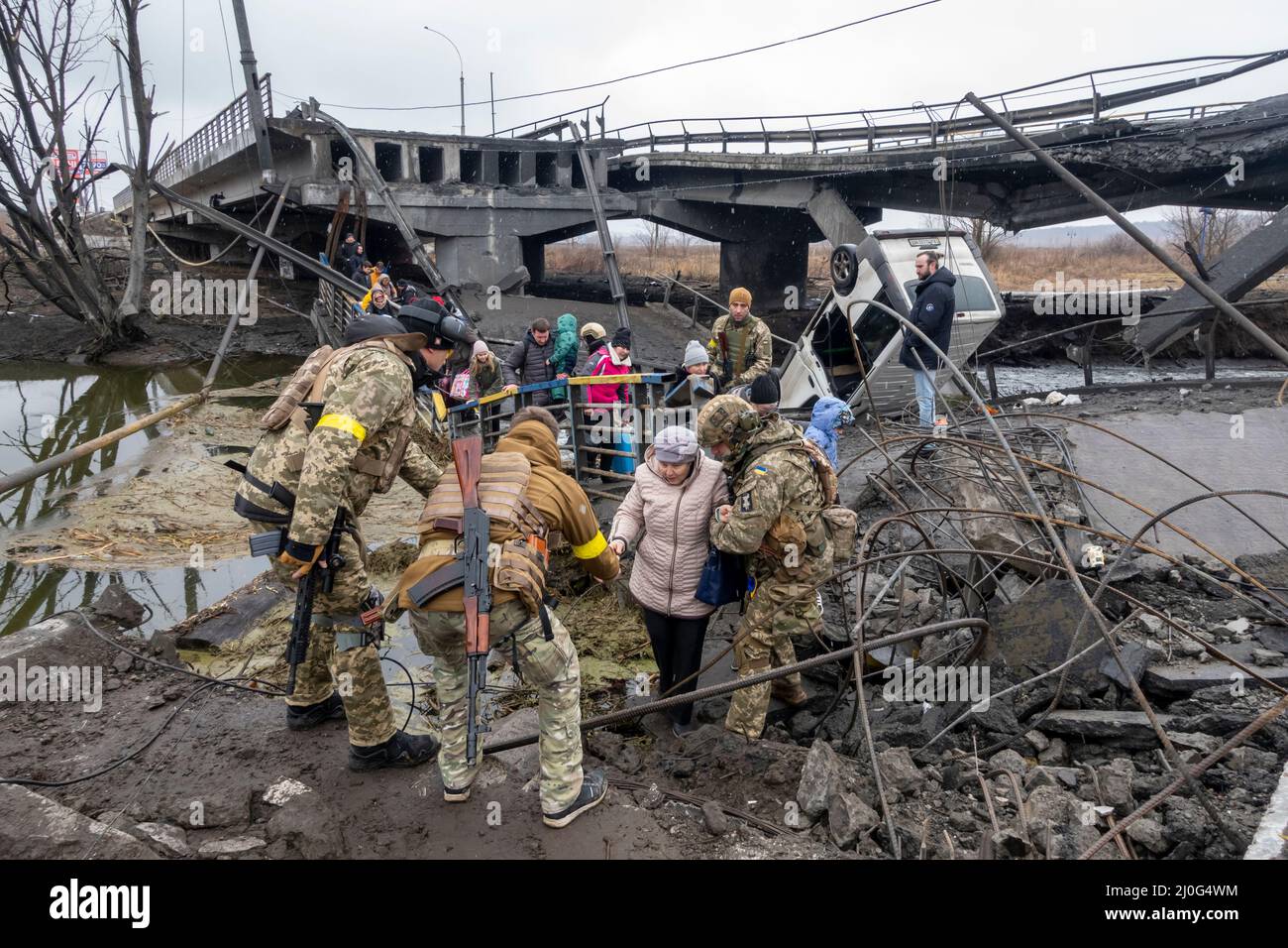 IRPIN, UKRAINE 03 March. Ukrainian troops help civilians cross the ...