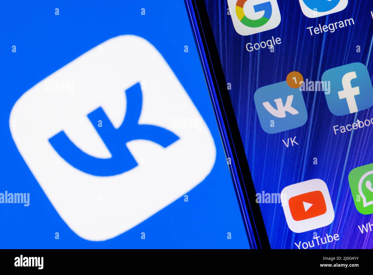 Social icons hi-res stock photography and images - Alamy