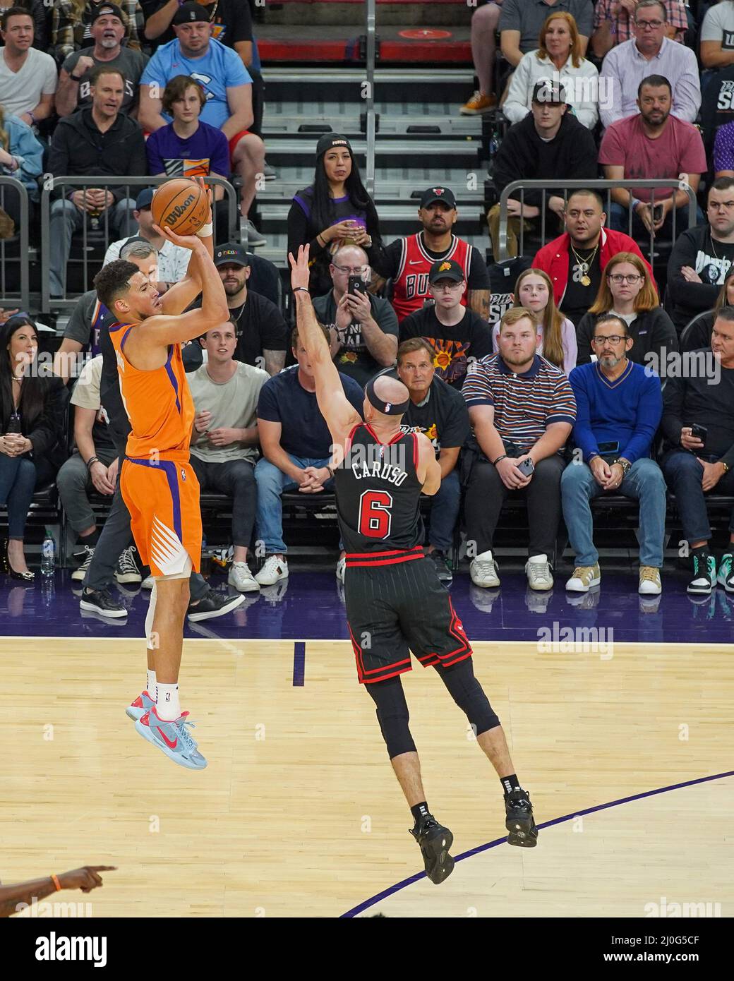 Devin booker suns hi-res stock photography and images - Alamy