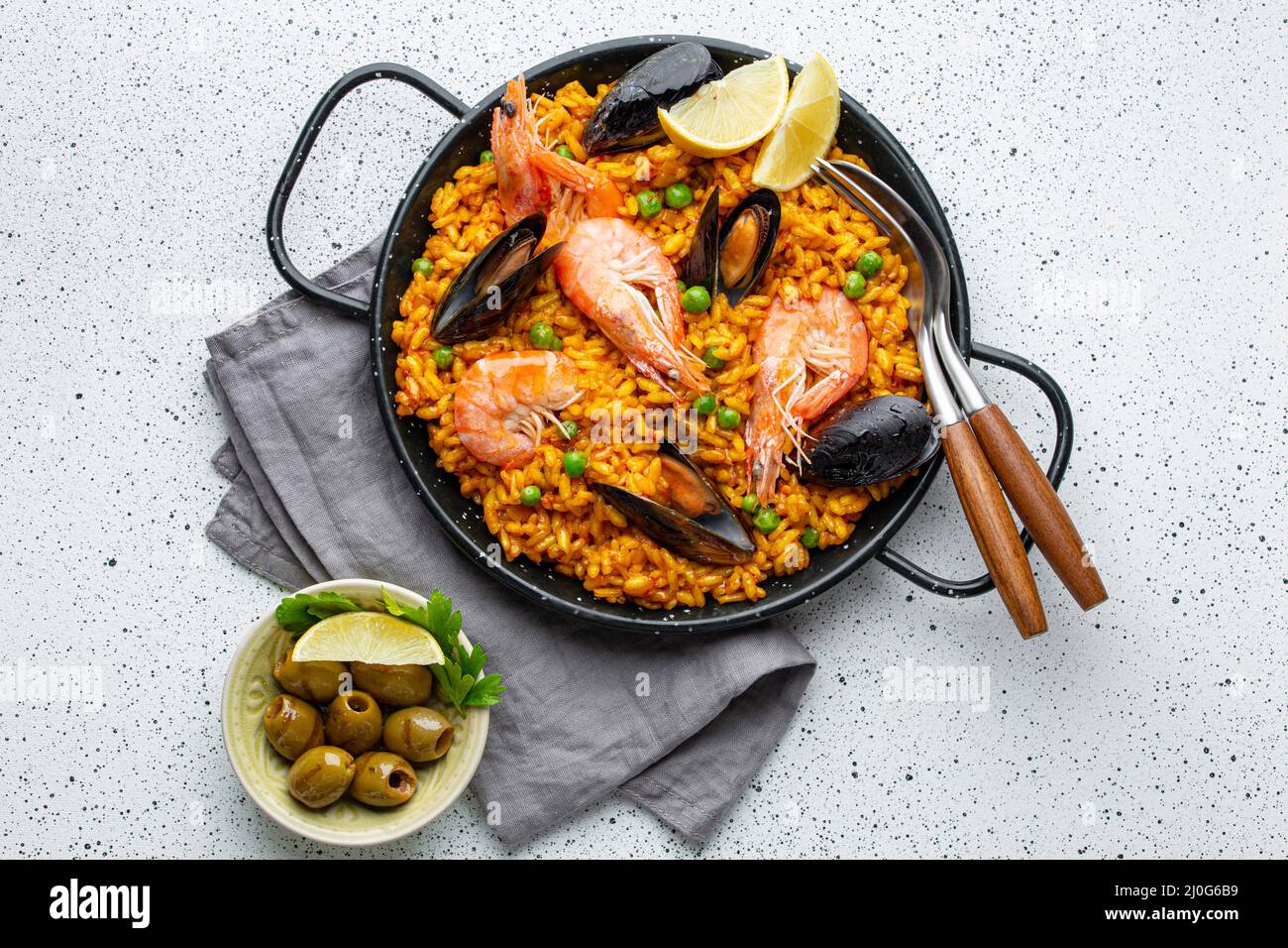 Traditional Spanish seafood paella Stock Photo - Alamy