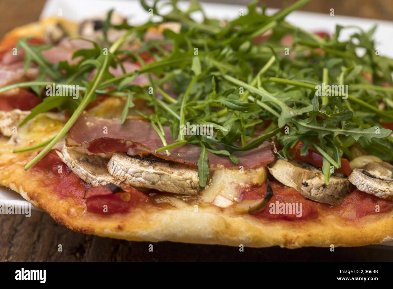 Italian pizza with fresh rocket Stock Photo - Alamy