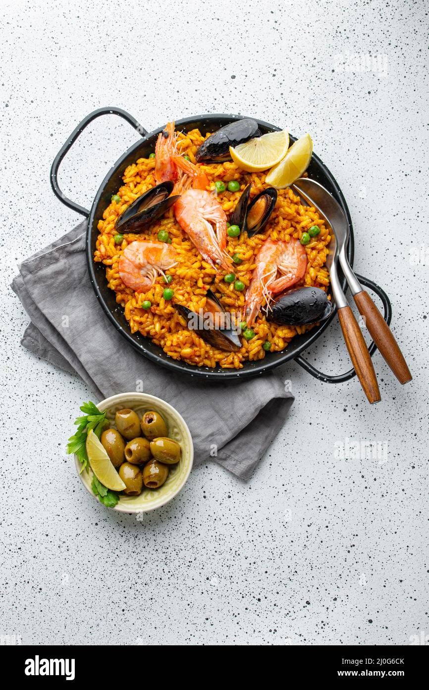 Traditional Spanish seafood paella Stock Photo - Alamy