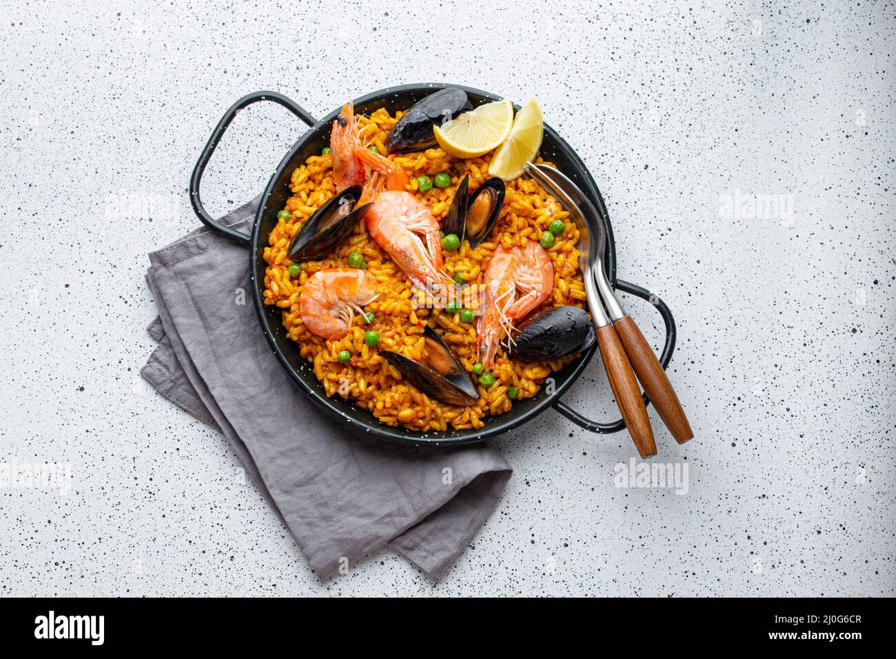 Traditional Spanish seafood paella Stock Photo - Alamy