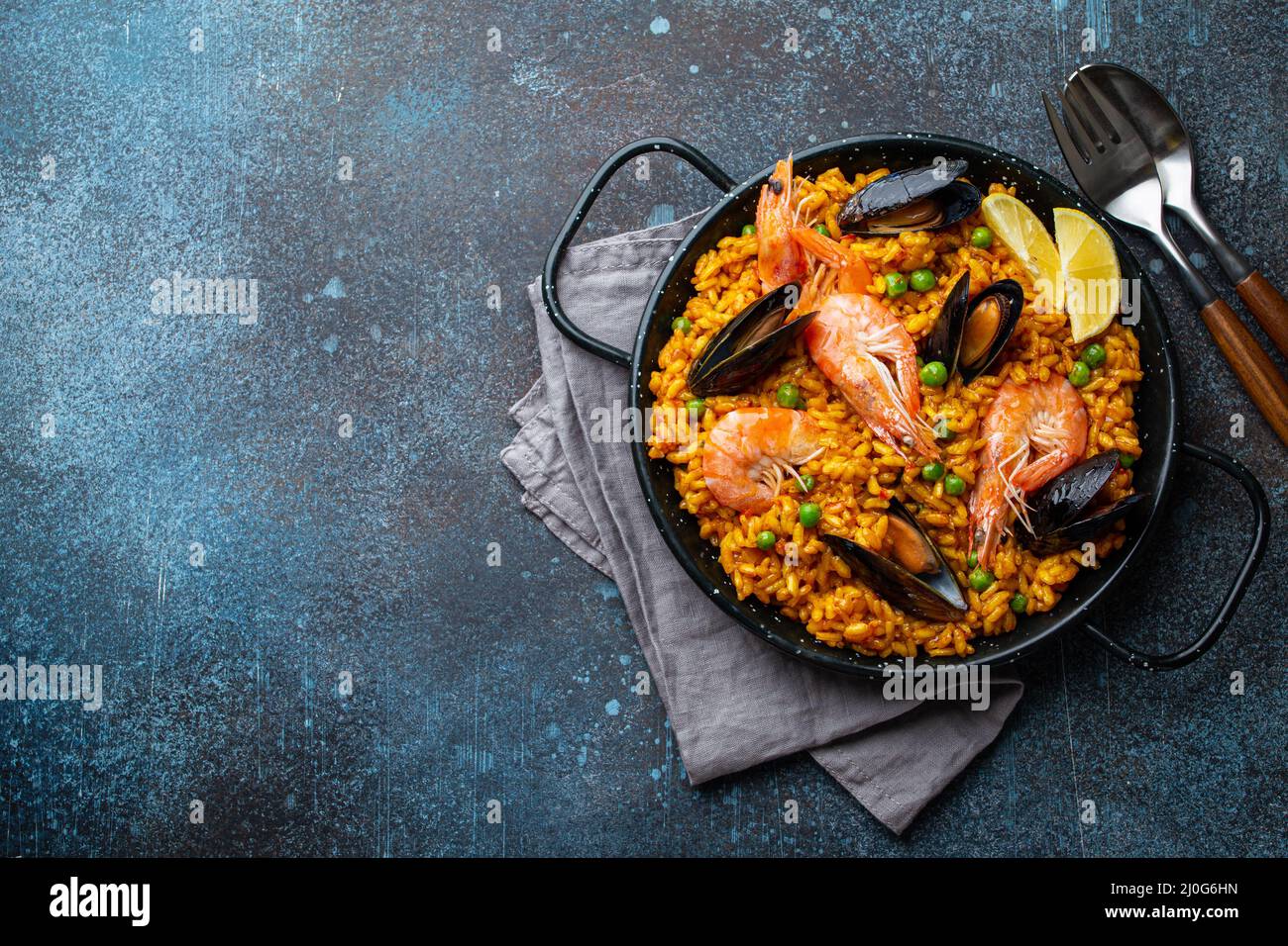 Traditional Spanish seafood paella Stock Photo - Alamy