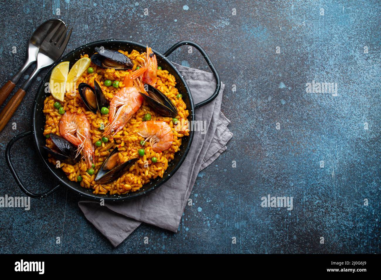 Traditional Spanish seafood paella Stock Photo - Alamy