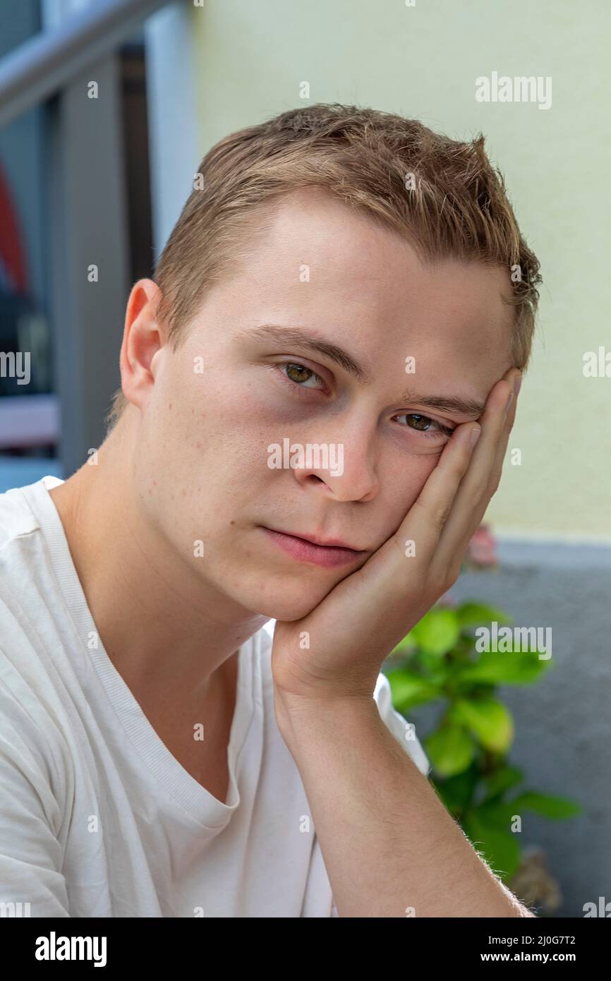 Thinking pose hi-res stock photography and images - Alamy