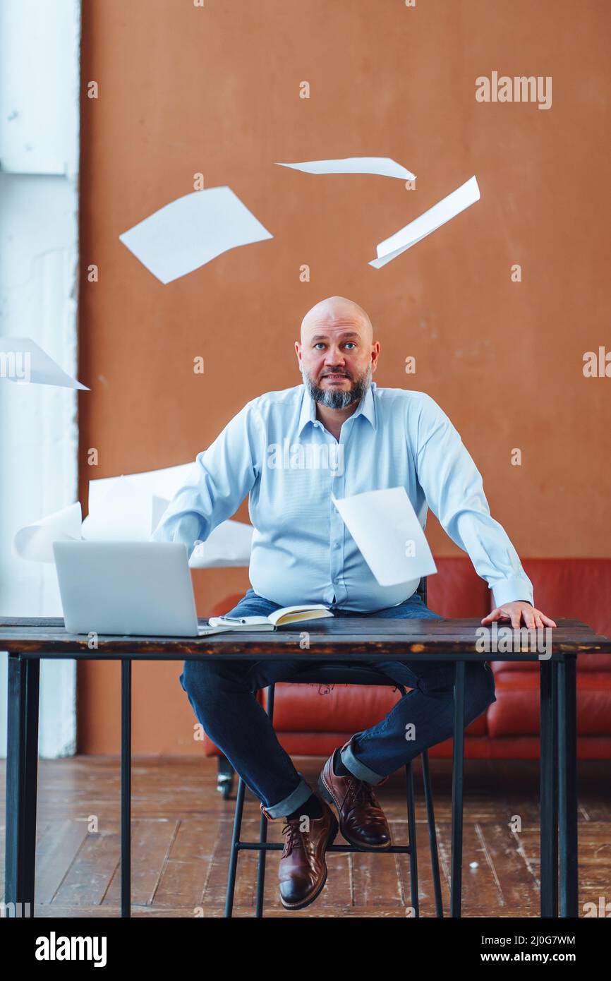 Desk with paper hi-res stock photography and images - Alamy