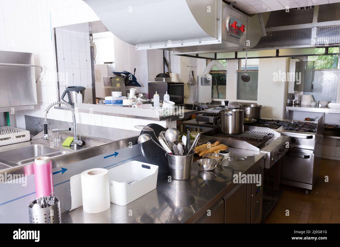 Empty professional restaurant kitchen Stock Photo - Alamy