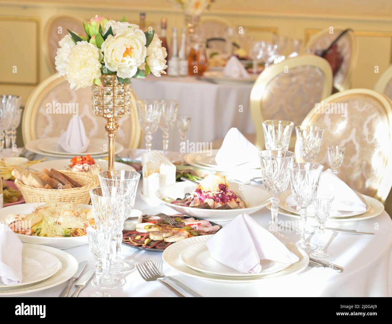 Elegant wedding table set hi-res stock photography and images - Alamy