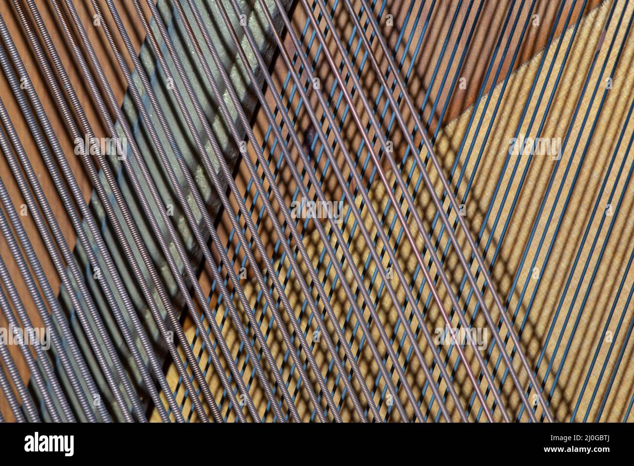 Details von Saiten eines Klaviers Stock Photo - Alamy