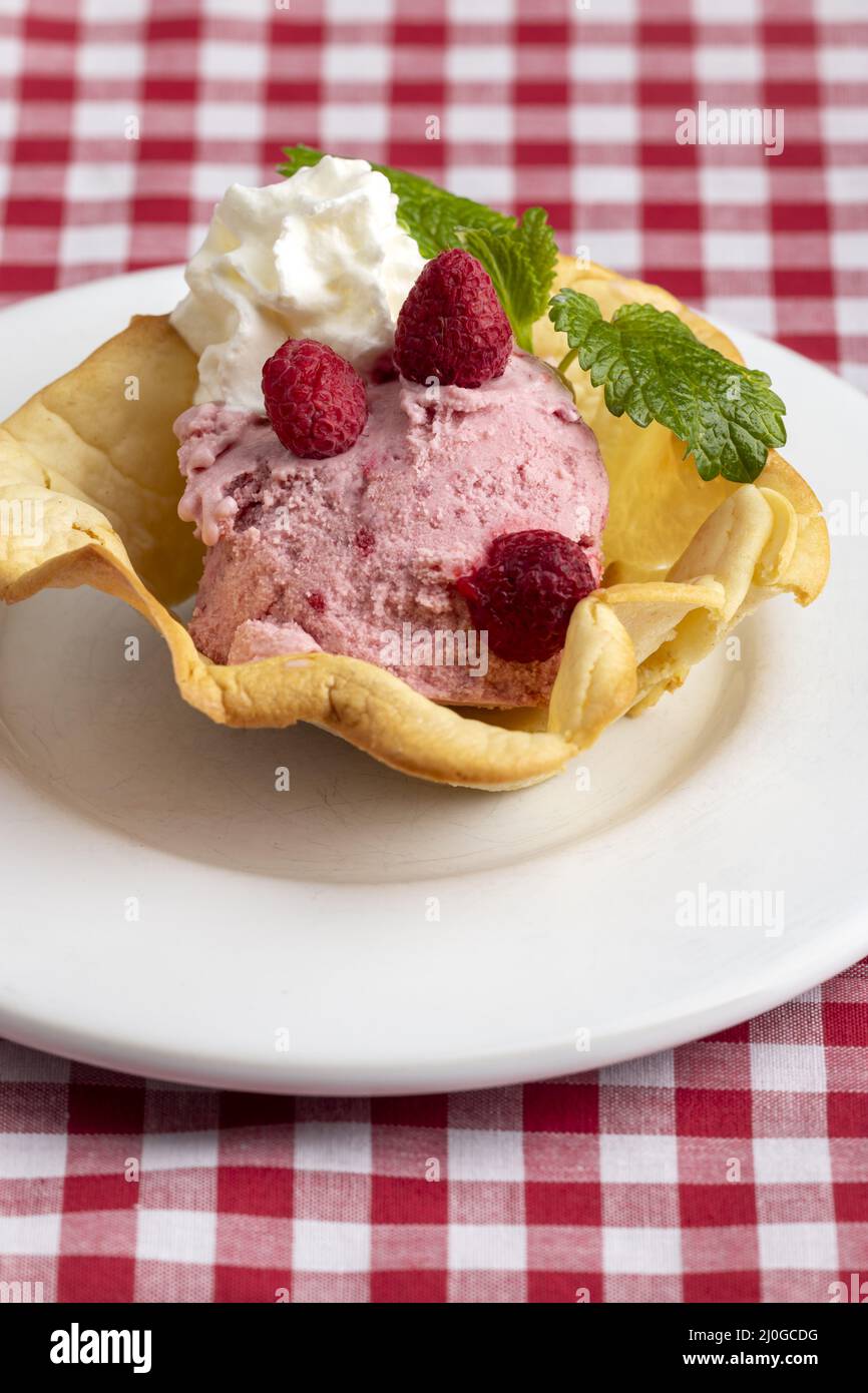 Raspberry ice cream hi-res stock photography and images - Alamy