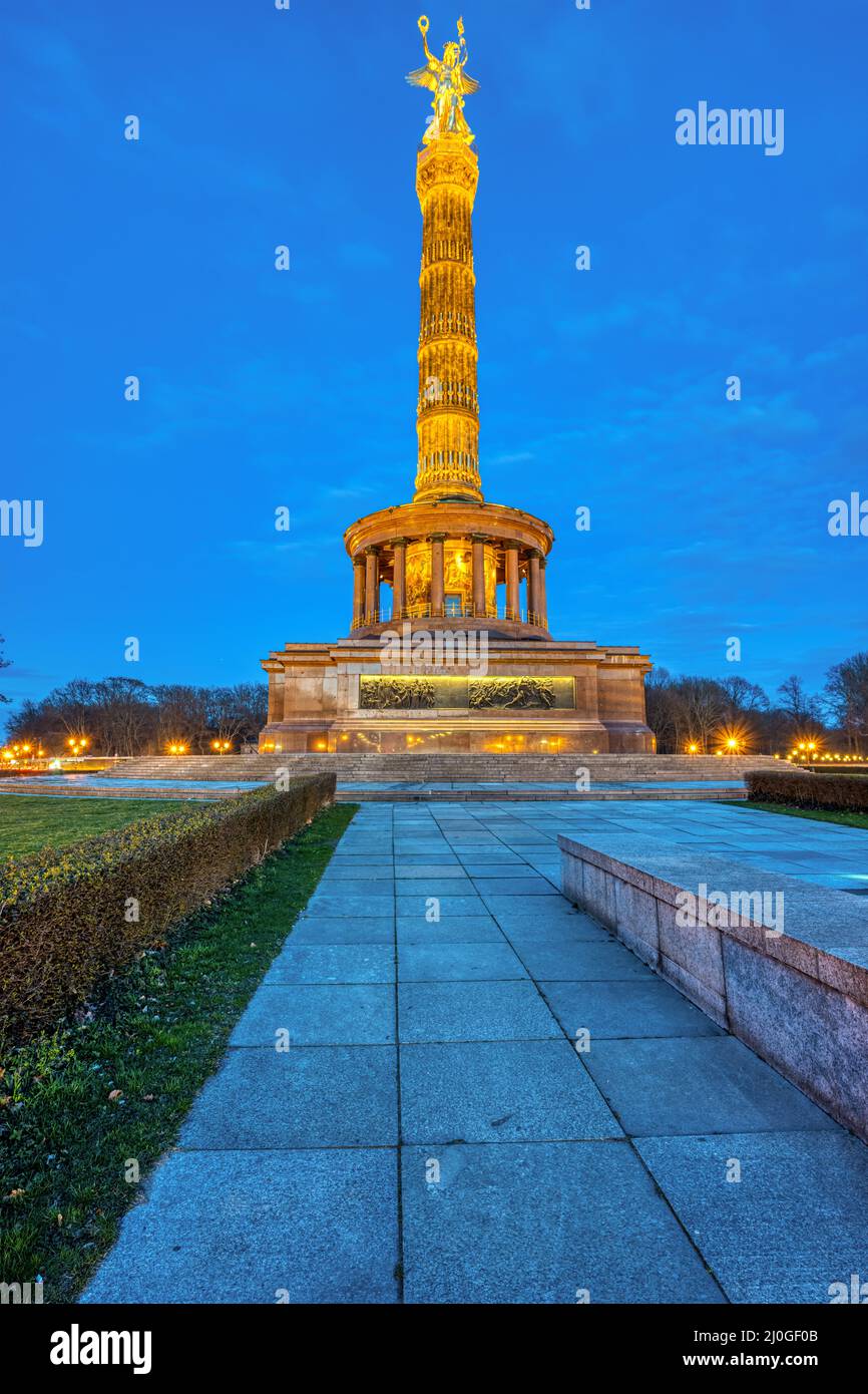 The famous Victory Column in the Tiergarten in Berlin, Germany, at dusk ...