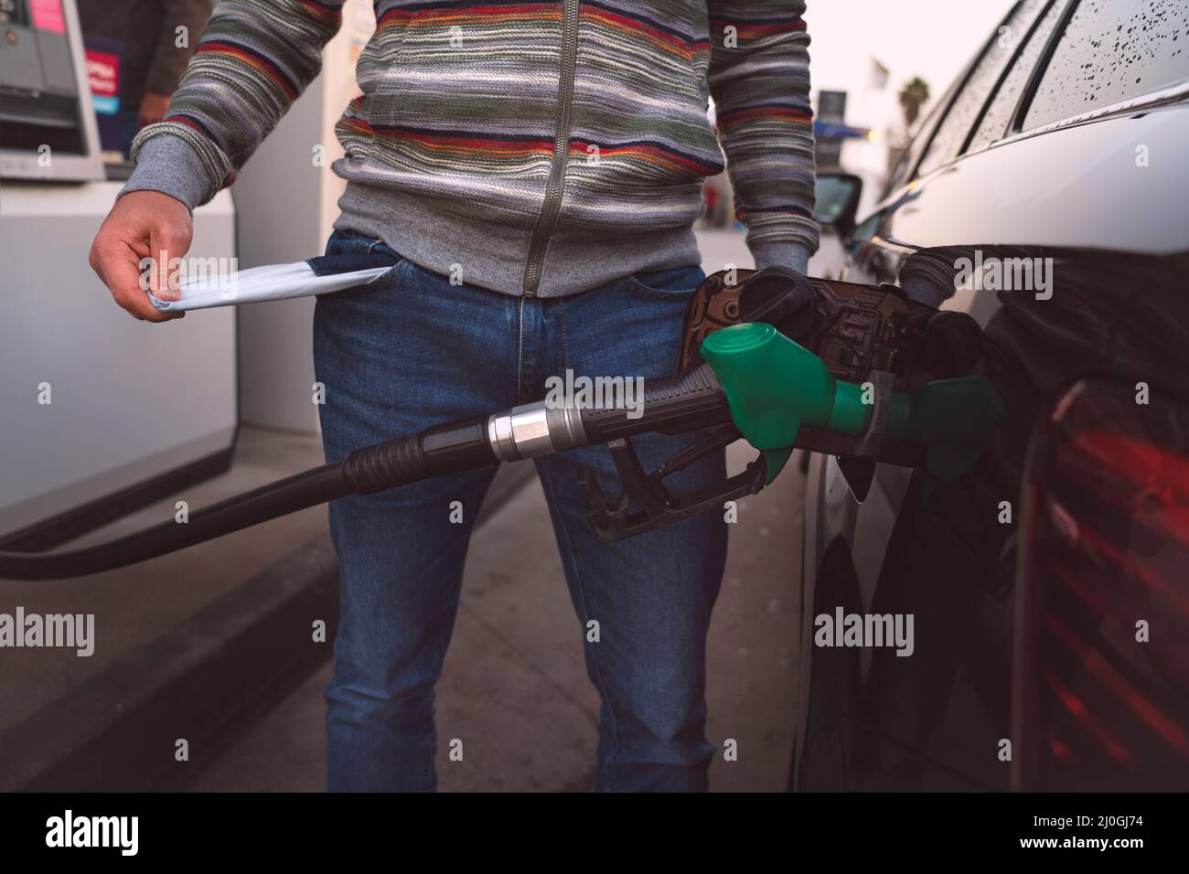 Man spend hi-res stock photography and images - Alamy