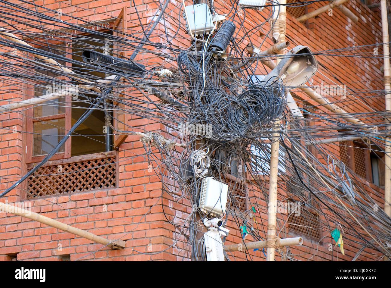 Messy electricity cables hi-res stock photography and images - Alamy