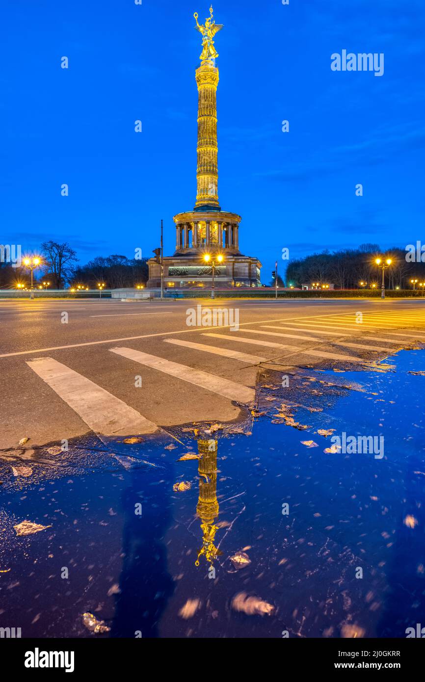 The famous Victory Column in the Tiergarten in Berlin, Germany, at dusk ...