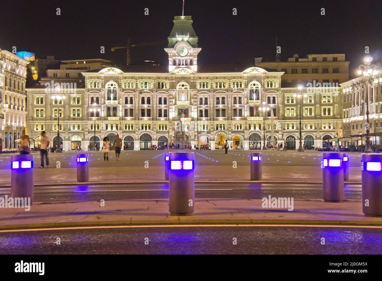 Old city square hi-res stock photography and images - Alamy