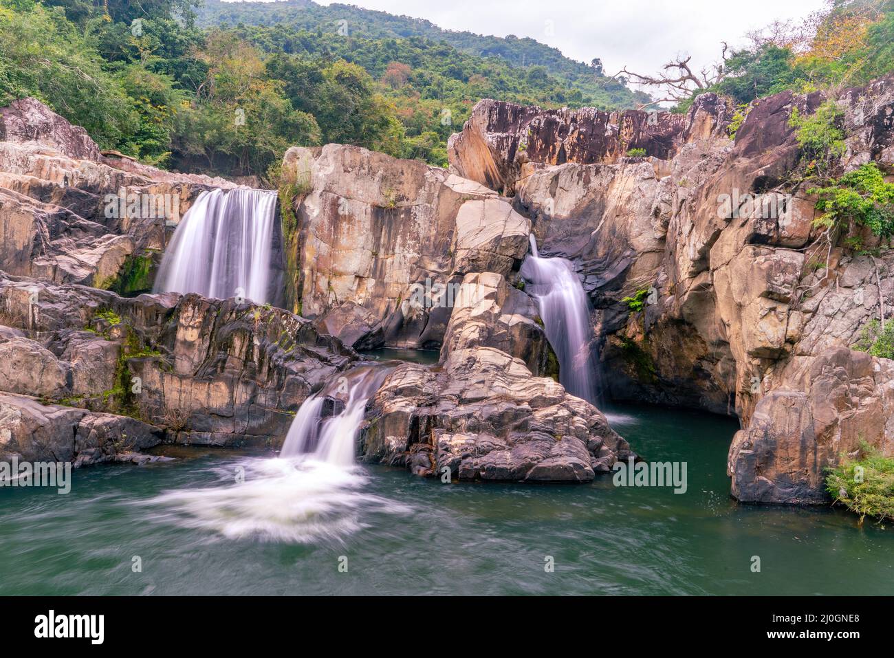Waterfalls in jungles hi-res stock photography and images - Alamy