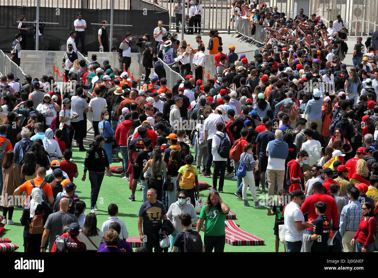 Bahrain international circuit audience hi-res stock photography and ...