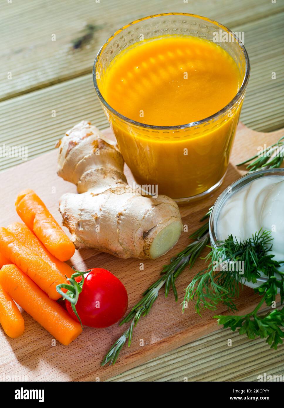 Freshly squeezed carrot-ginger juice Stock Photo - Alamy