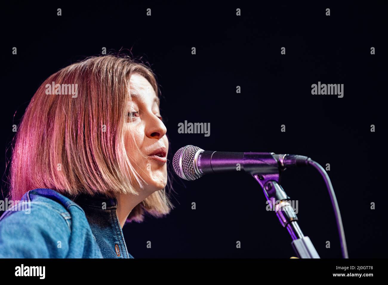 Singer jade bird hi-res stock photography and images - Alamy