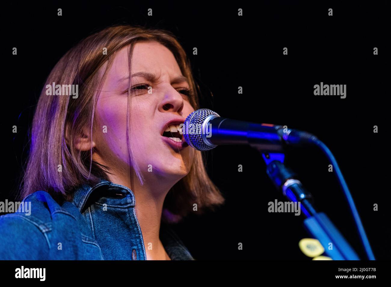Singer jade bird hi-res stock photography and images - Alamy