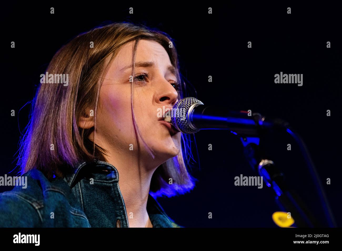 Singer jade bird hi-res stock photography and images - Alamy
