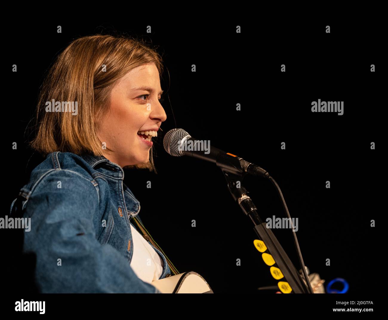 Singer jade bird hi-res stock photography and images - Alamy