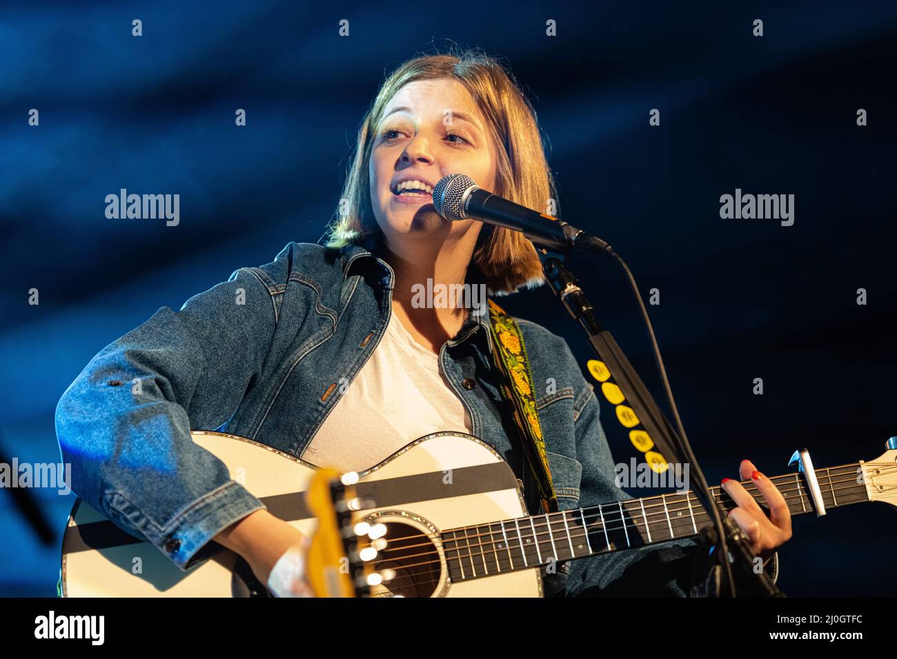 Singer jade bird hi-res stock photography and images - Alamy