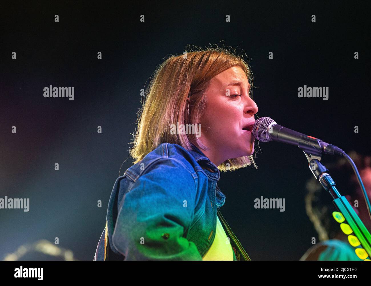 Singer jade bird hi-res stock photography and images - Alamy