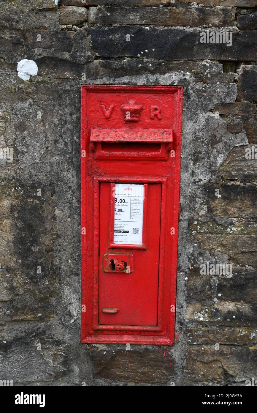 Queen victoria post box hi-res stock photography and images - Alamy