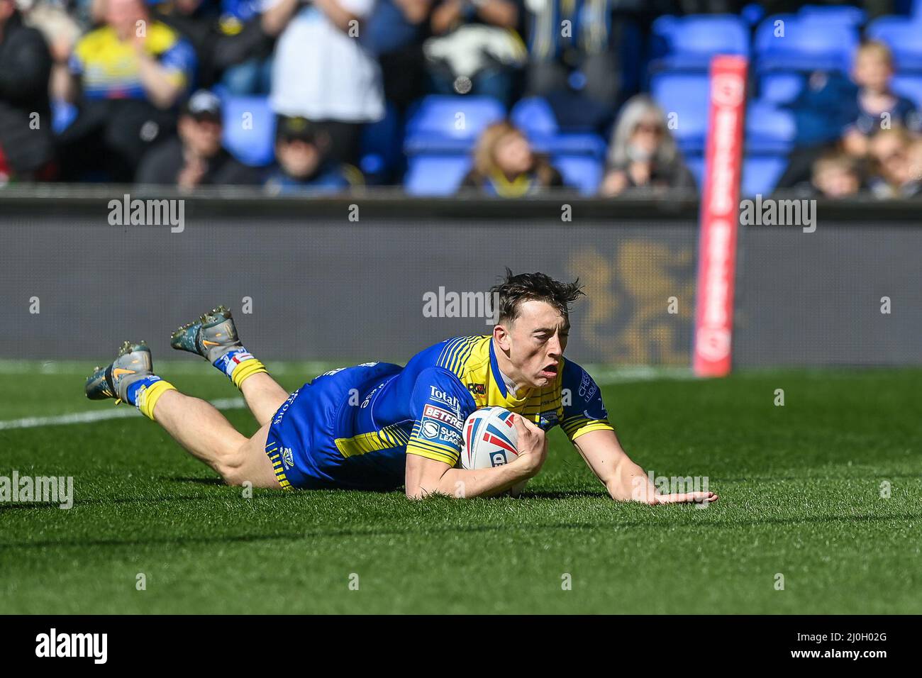 Matty Ashton #5 of Warrington Wolves goes over for a try Stock Photo ...