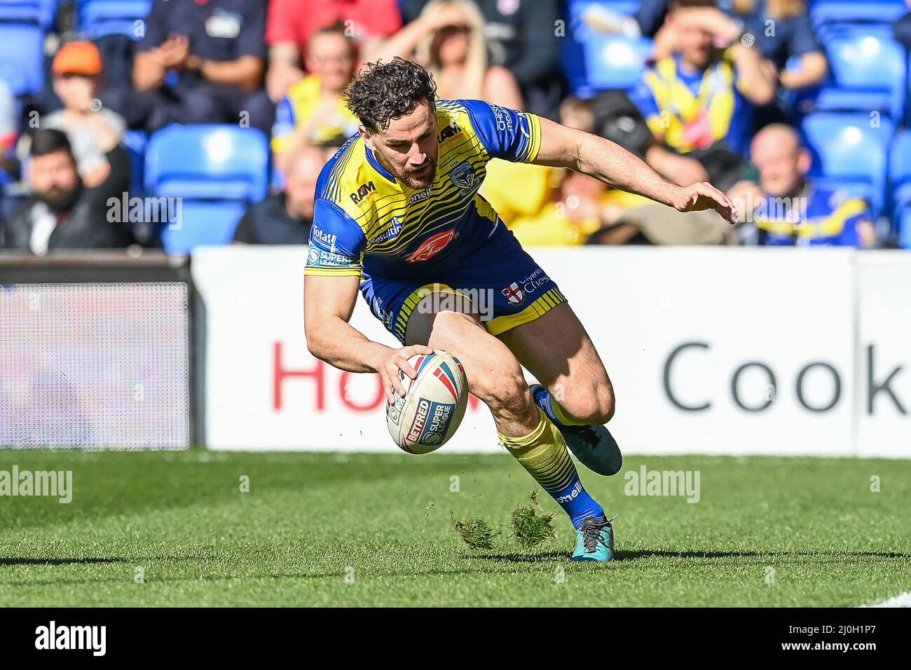 Toby King #4 of Warrington Wolves goes over for a try Stock Photo - Alamy